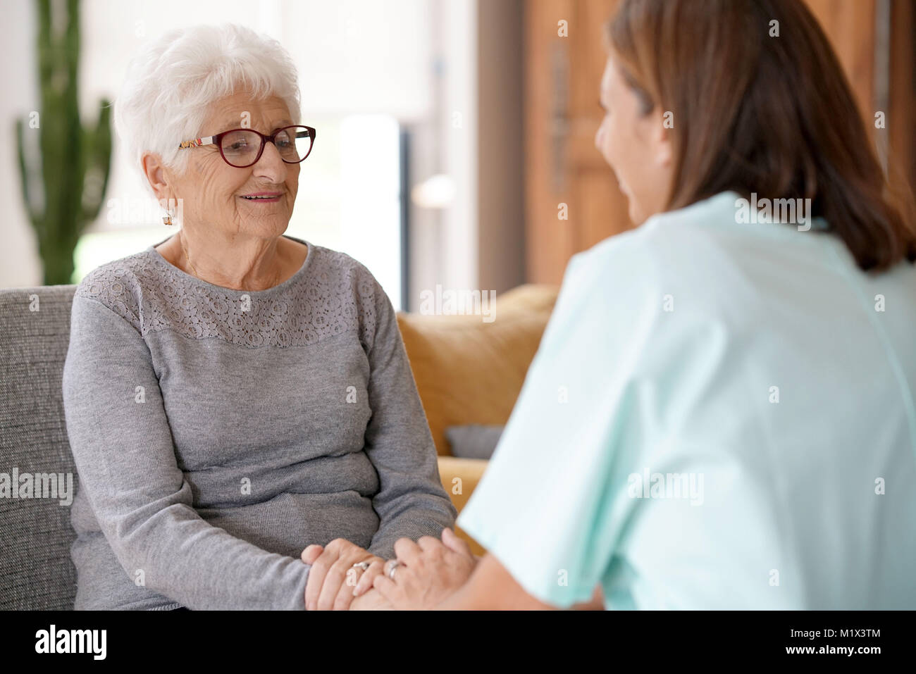 Nurse talking to old woman, assistance and support Stock Photo - Alamy