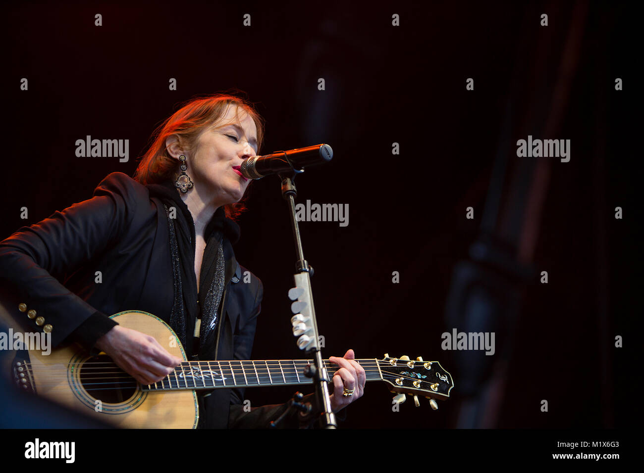 American singer suzanne vega performs hi-res stock photography and ...