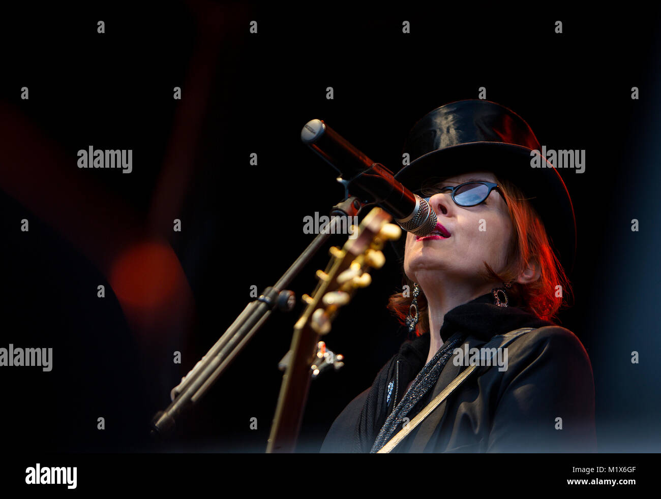 Suzanne vega hi-res stock photography and images - Alamy