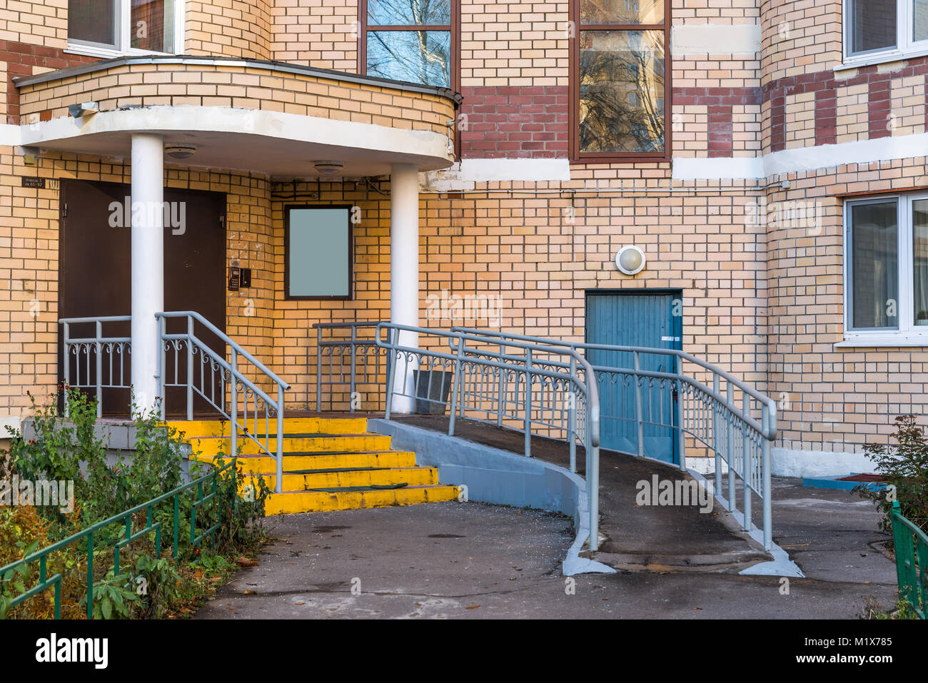 Entrance modern high rise hi-res stock photography and images - Alamy