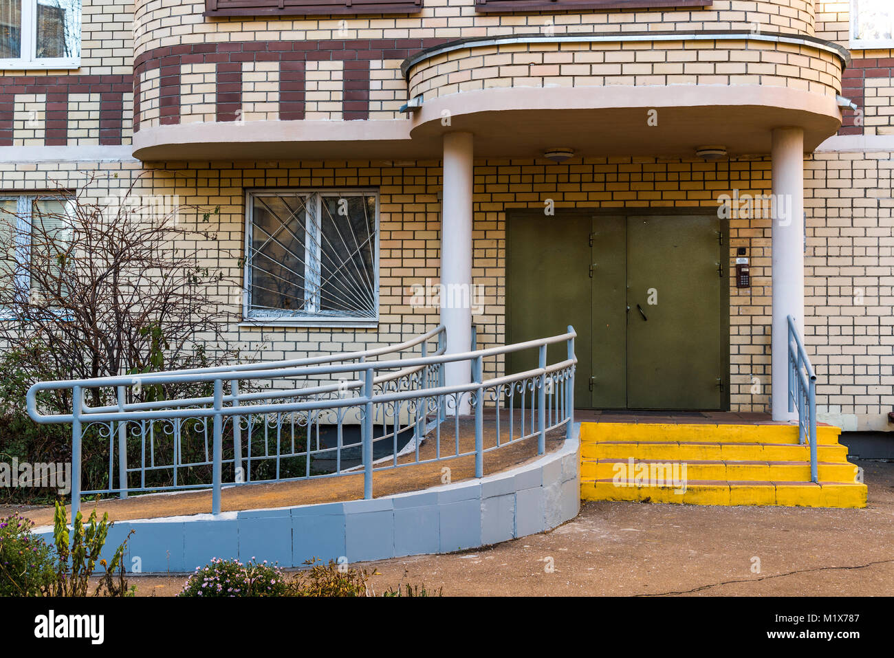 Entrance modern high rise hi-res stock photography and images - Alamy