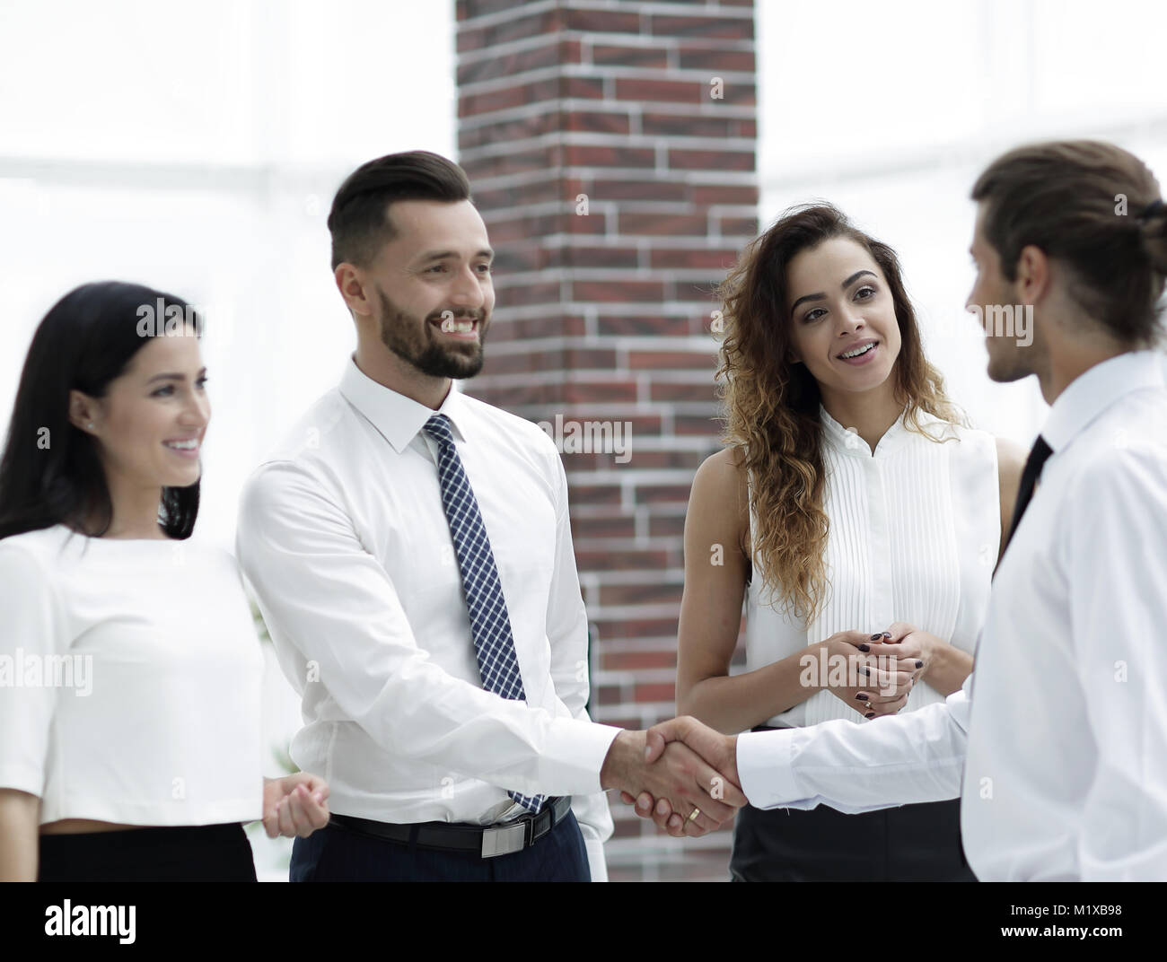 welcome and handshake business partners Stock Photo - Alamy