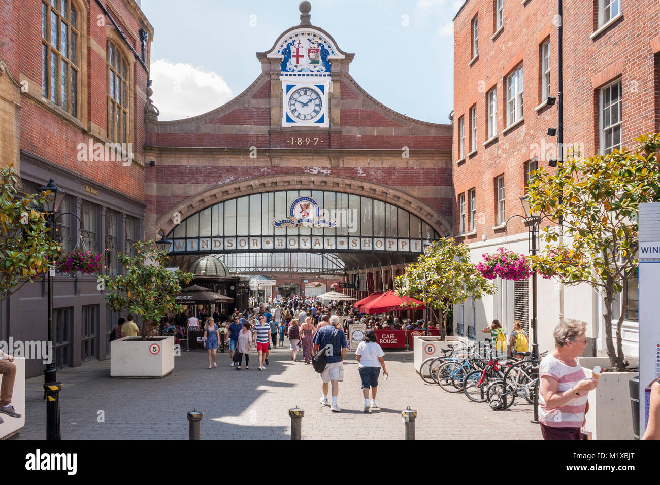 Windsor royal shopping centre hi-res stock photography and images - Alamy