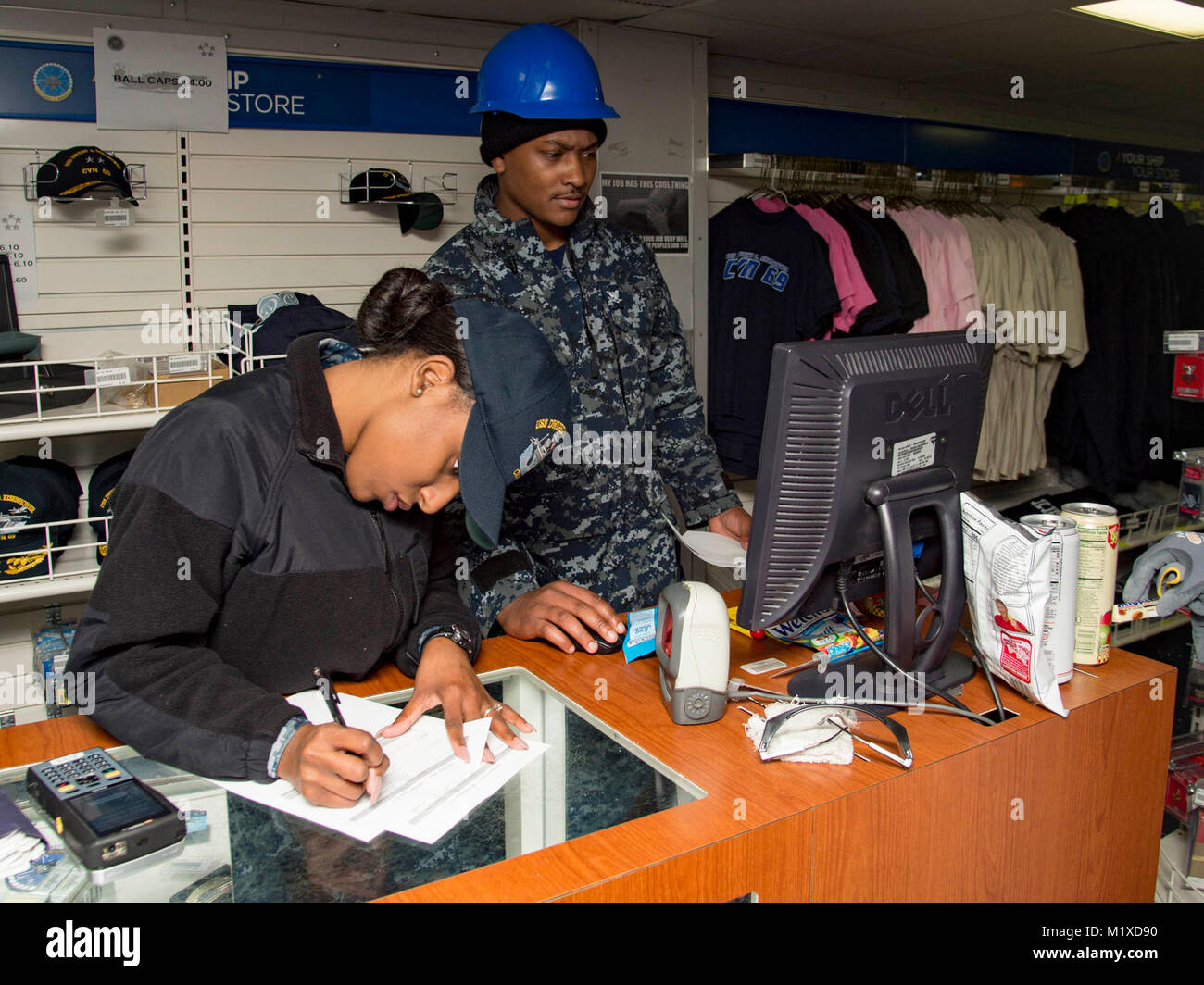 Ships serviceman hi-res stock photography and images - Alamy