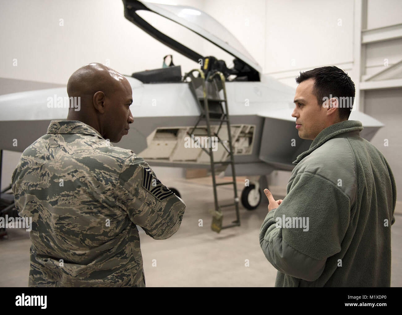 F 22 maintenance training hi-res stock photography and images - Alamy