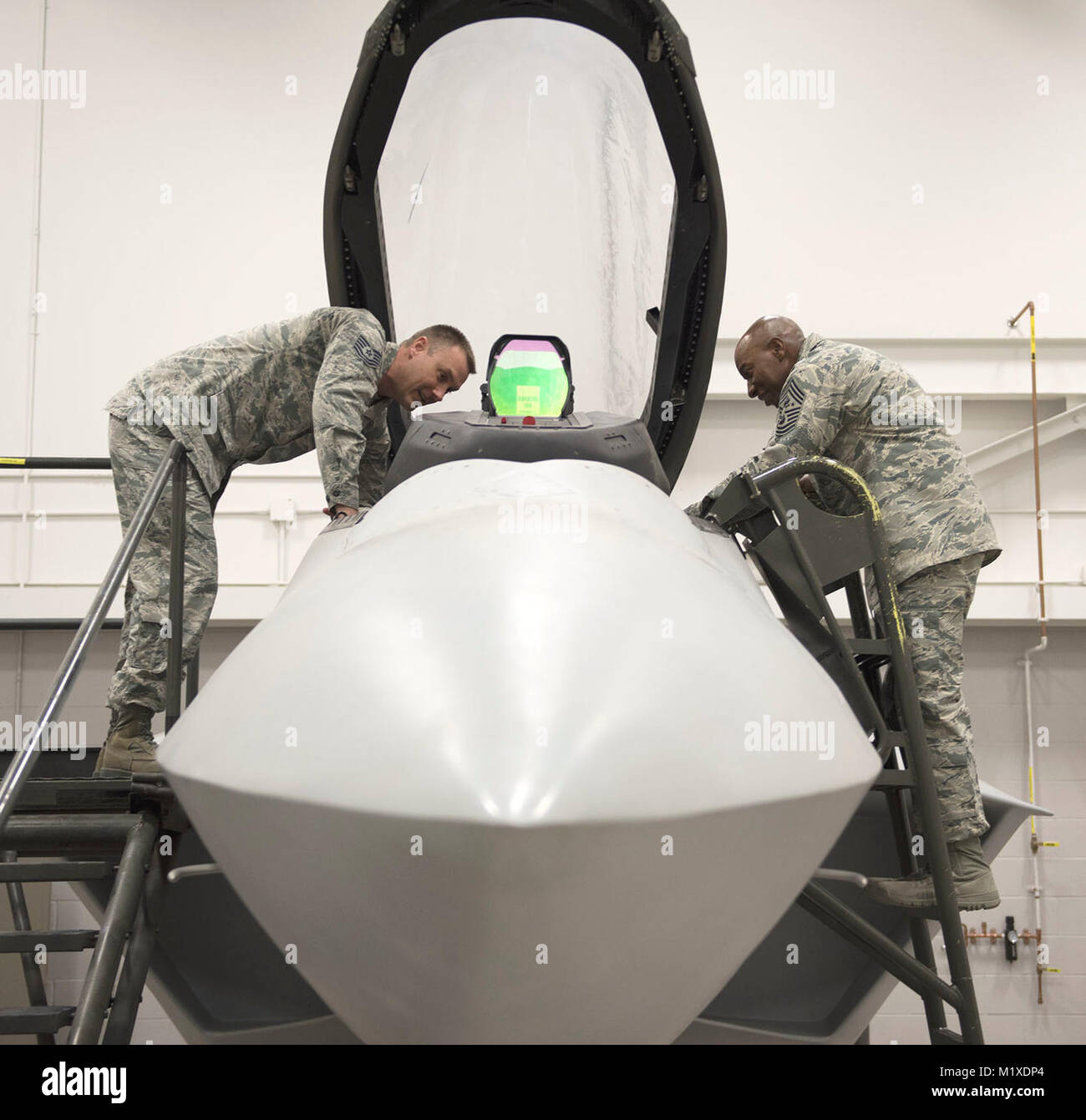 F 22 maintenance training hi-res stock photography and images - Alamy