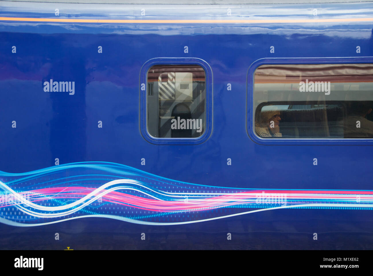 Passengers looking out a window hi-res stock photography and images - Alamy