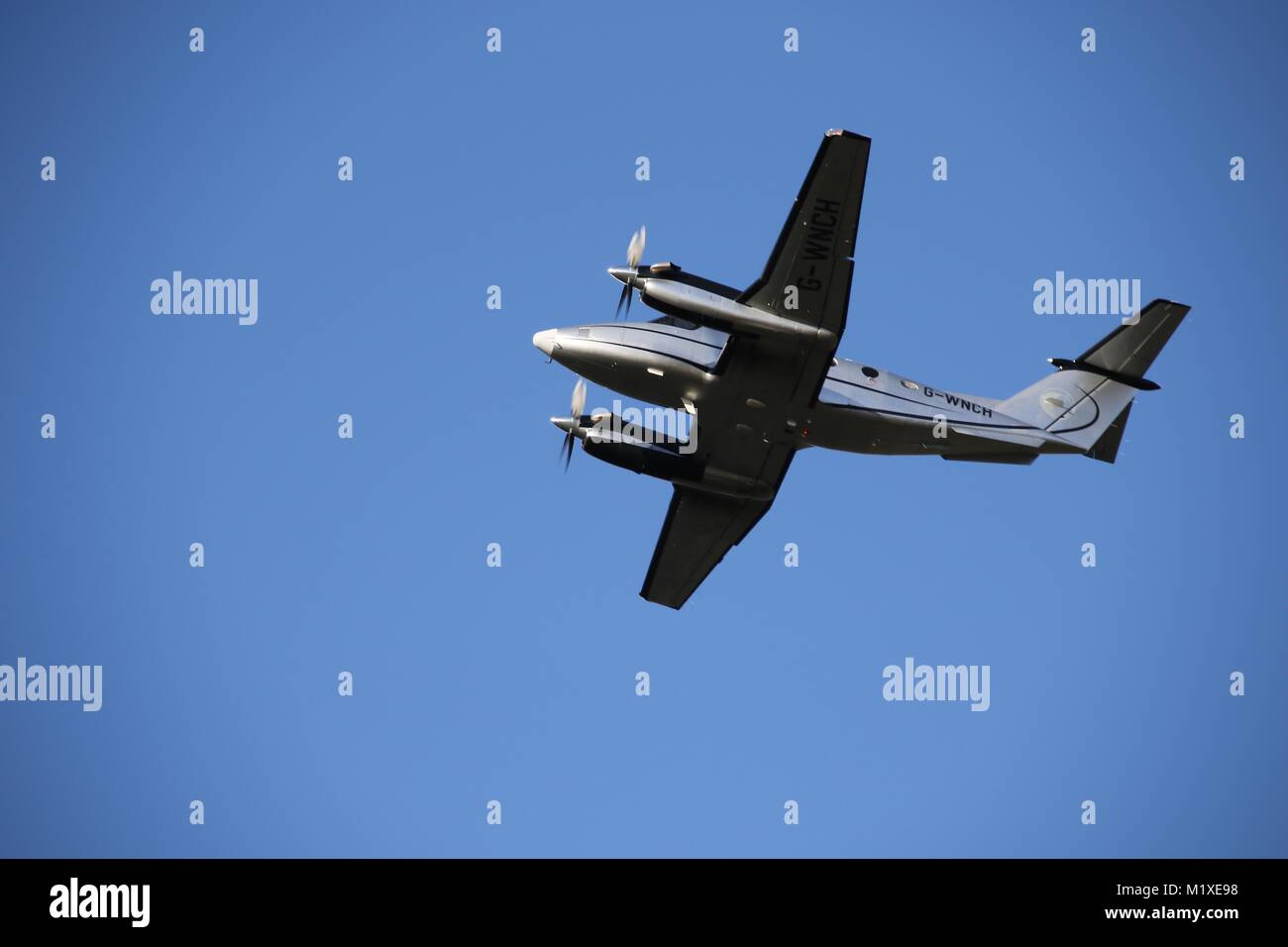 Twin engine plane hi-res stock photography and images - Alamy
