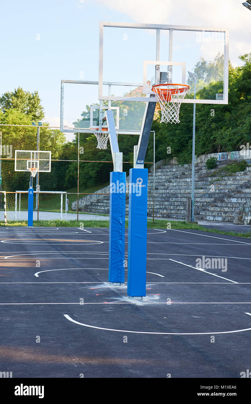 School team basketball outside hi-res stock photography and images - Alamy