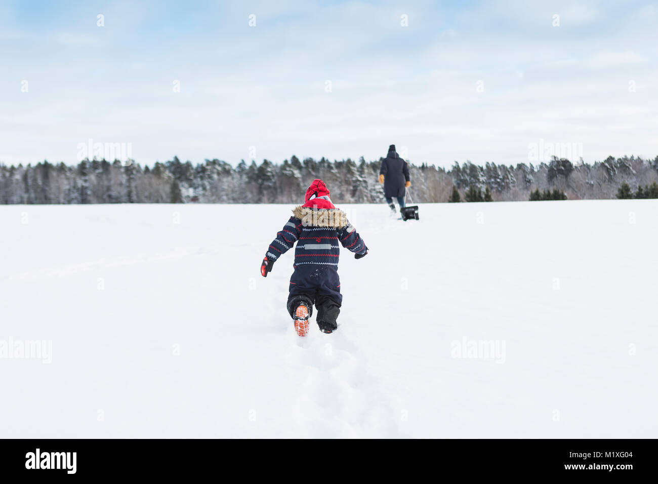 Child playing in snow hi-res stock photography and images - Alamy
