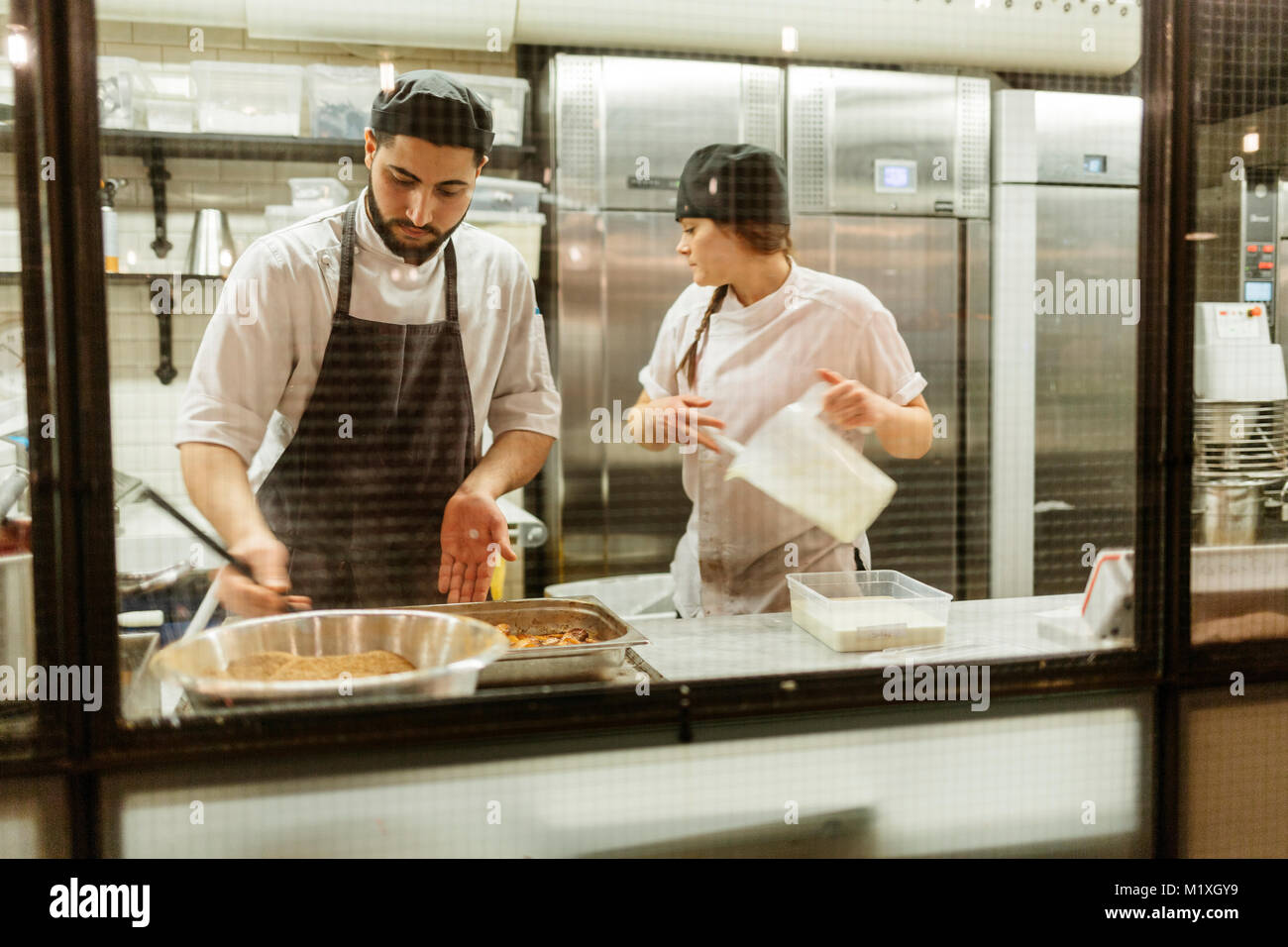 Chefs in commercial kitchen hi-res stock photography and images - Alamy