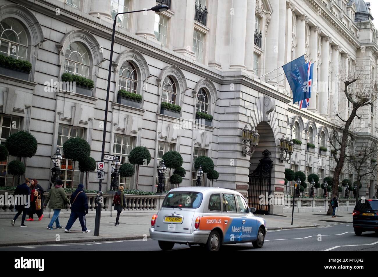 Traditional london black cab Stock Photo - Alamy