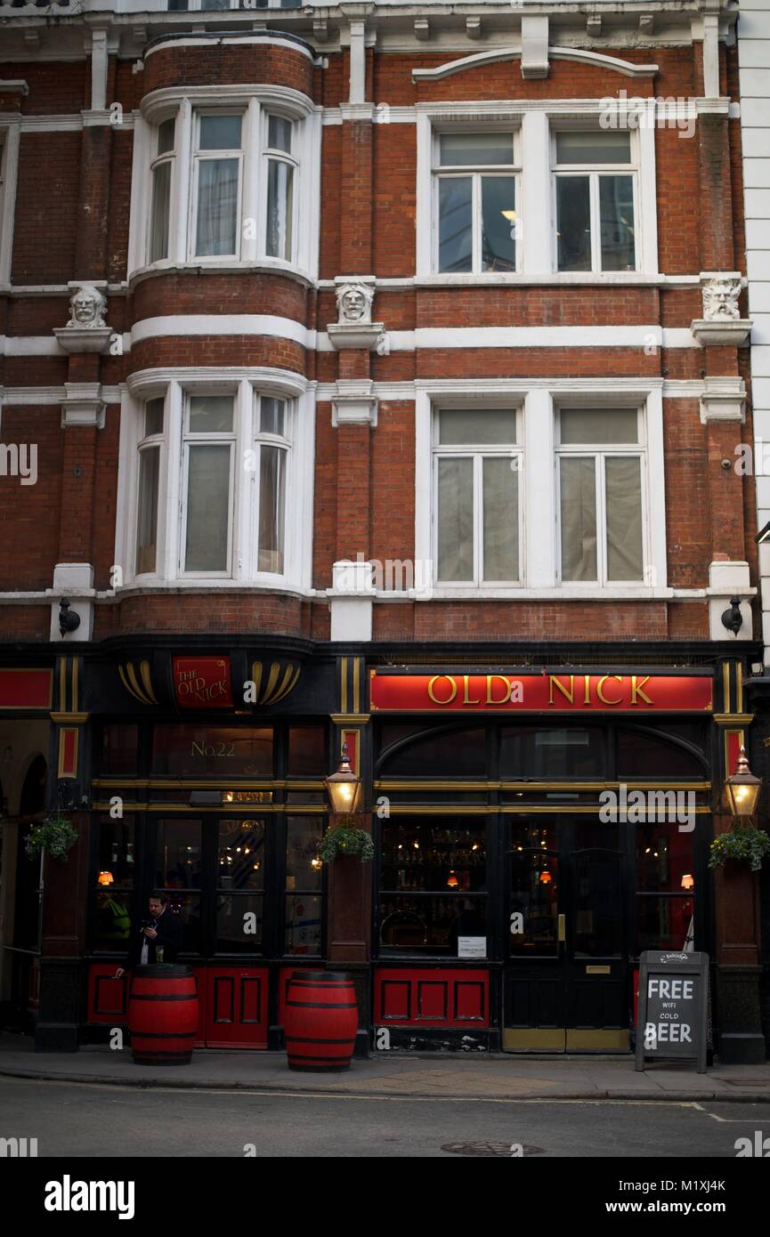 Traditional English Pub Stock Photo - Alamy