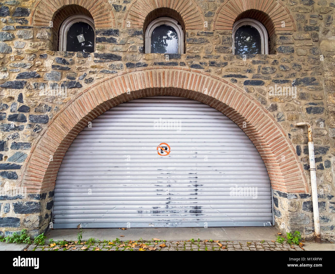 Empty garage door hi-res stock photography and images - Alamy