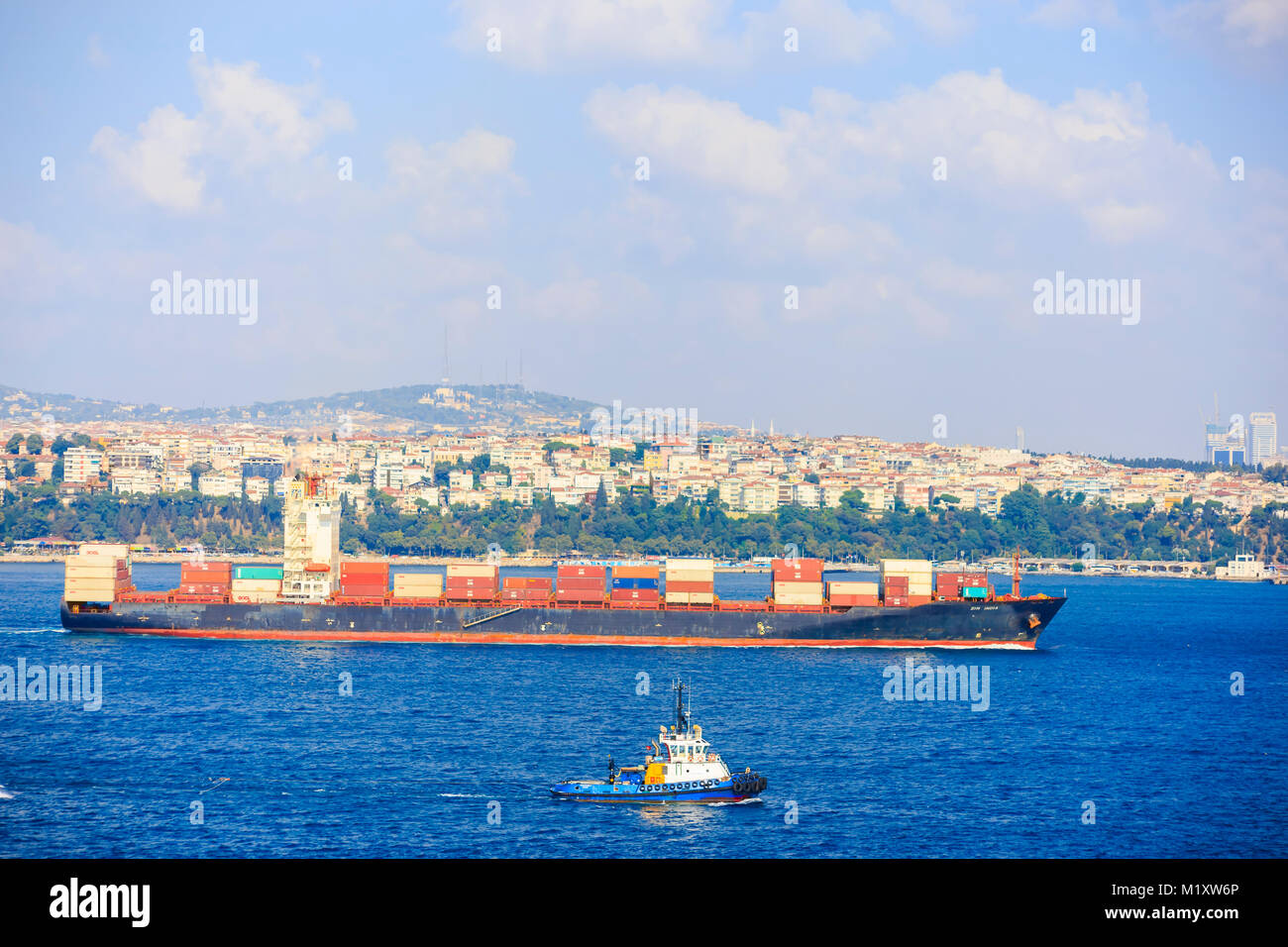 Container ship passing pier hi-res stock photography and images - Alamy