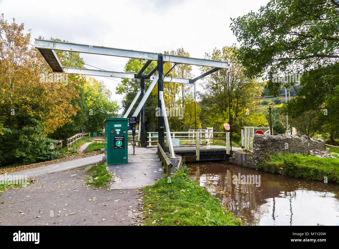 Canal lift bridge. The Monmouthshire and Brecon Canal, Talybont on Usk ...
