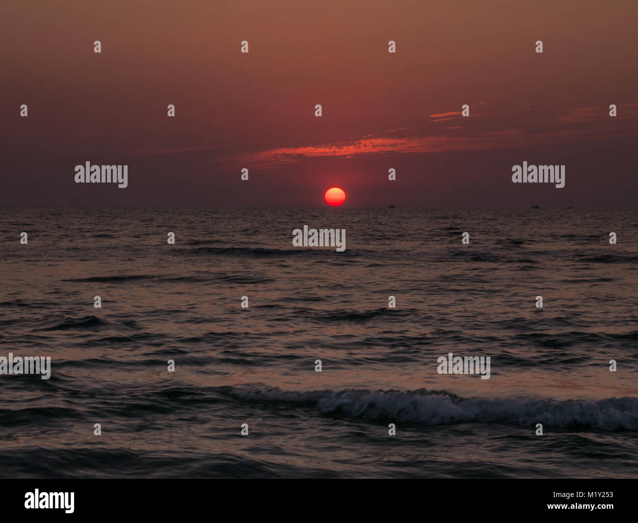 Colorful sunrise sunset over the sea ocean waves Stock Photo - Alamy