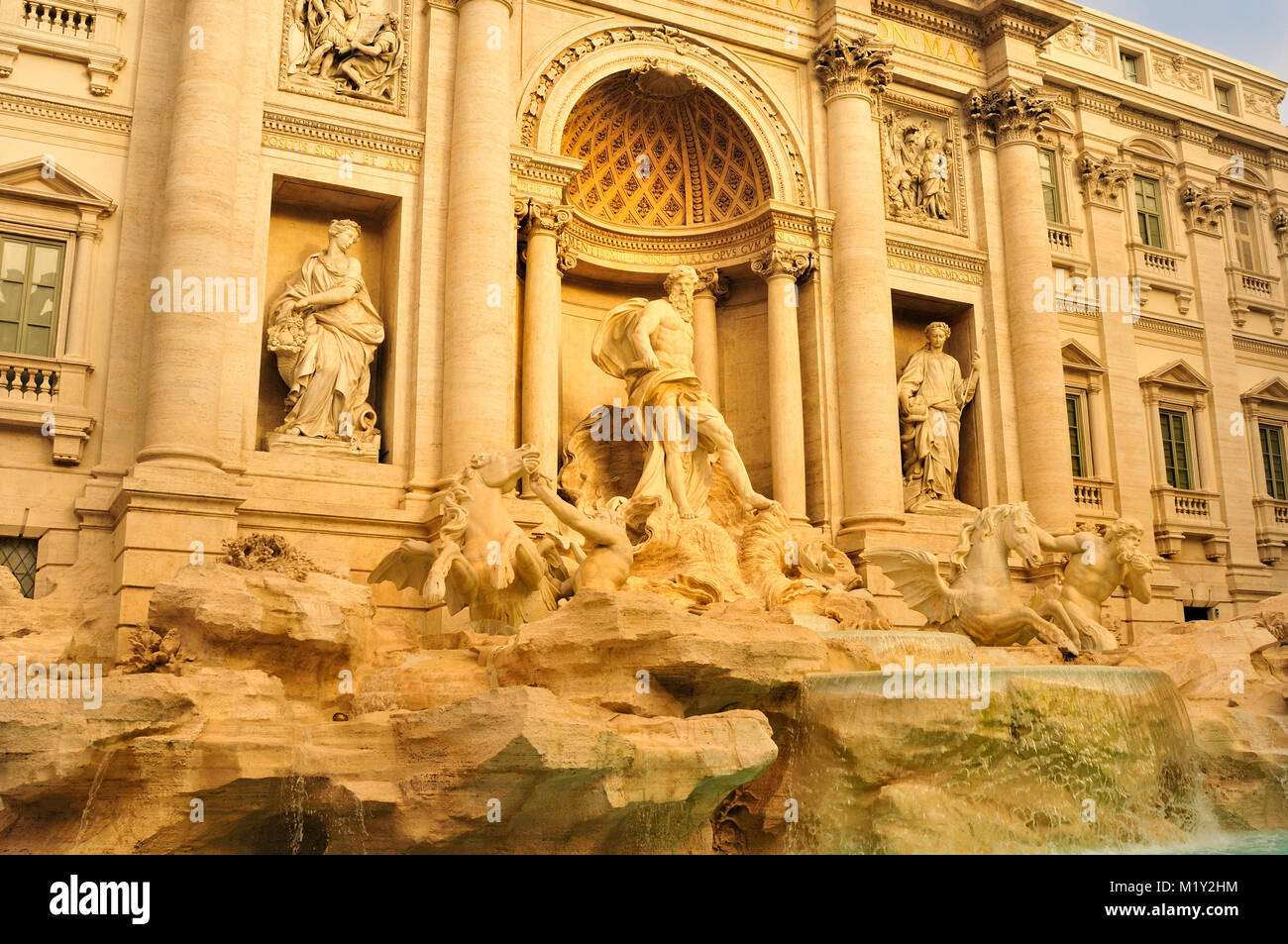 The Palazzo Poli, backdrop to the Trevi fountain, Rome Stock Photo - Alamy