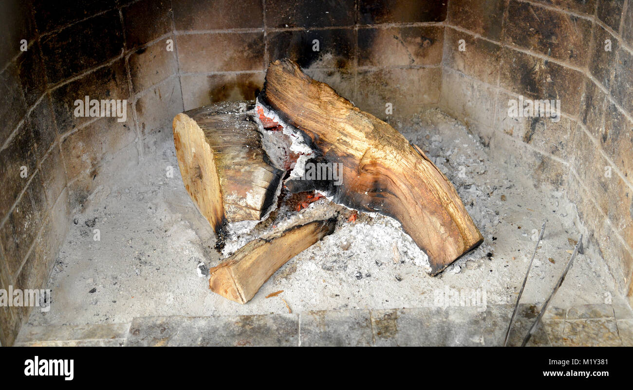 Home large open fire hi-res stock photography and images - Alamy