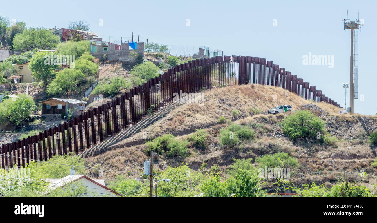 Border fence separating Nogales Arizona from Mexico Stock Photo - Alamy