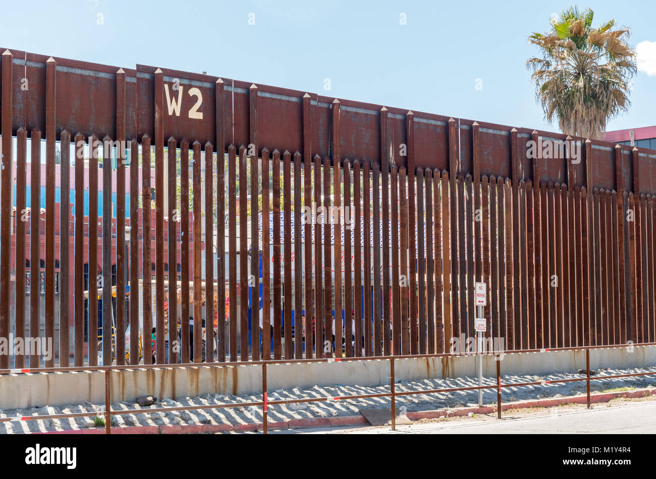 Border fence separating Nogales Arizona from Mexico Stock Photo - Alamy