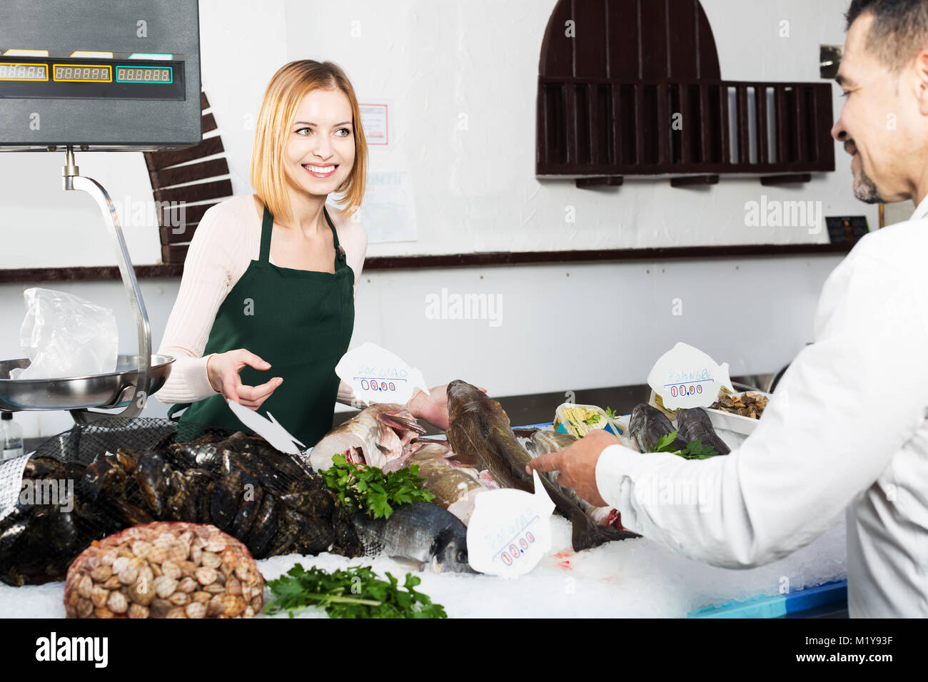 Weighing shrimps hi-res stock photography and images - Alamy