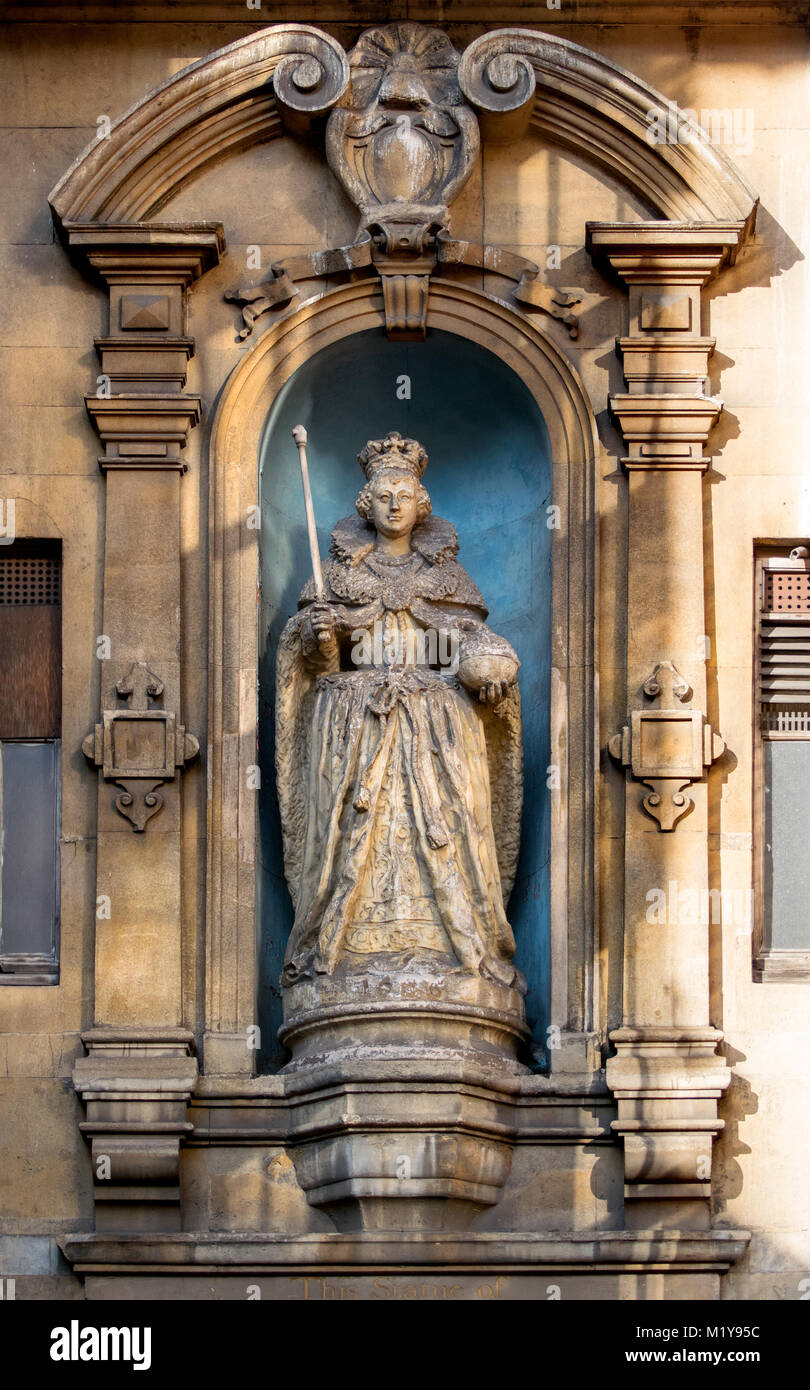 Queen elizabeth statue hi-res stock photography and images - Alamy