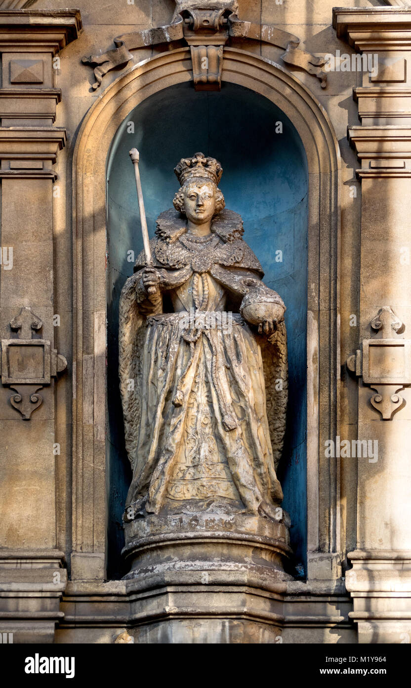 London, England, UK. Statue of Queen Elizabeth I on the facade of St ...