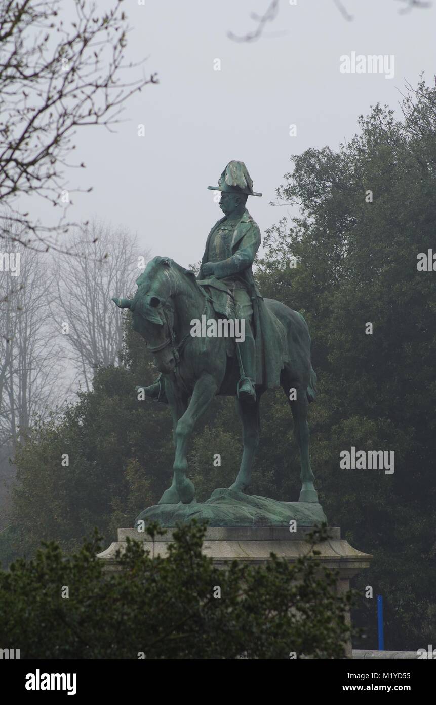 The general sir redvers buller statue hi-res stock photography and ...