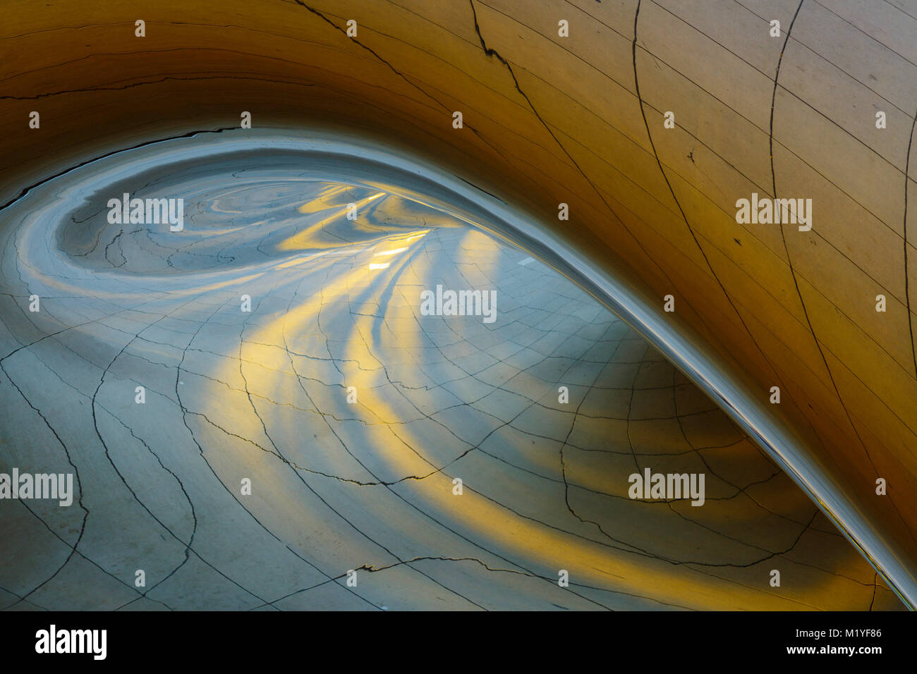 Reflecting light patterns curves hi-res stock photography and images ...