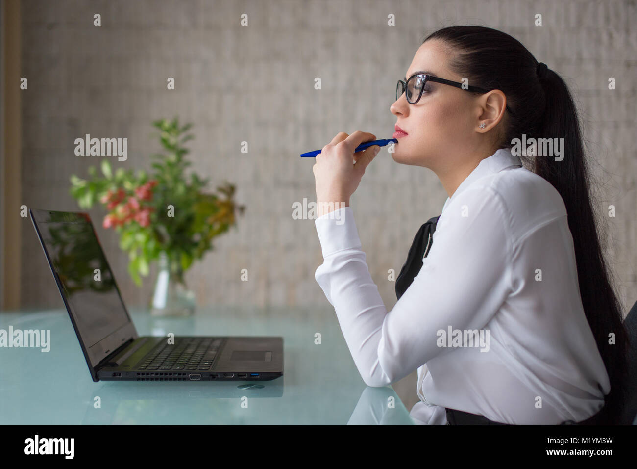 Thinking laptop hi-res stock photography and images - Alamy