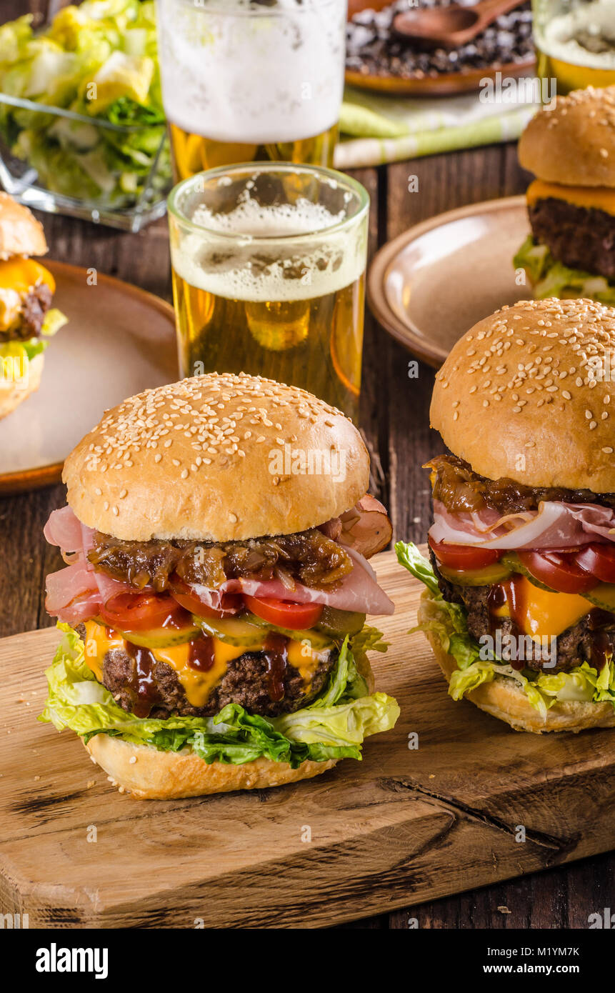 Burger food styling hi-res stock photography and images - Alamy