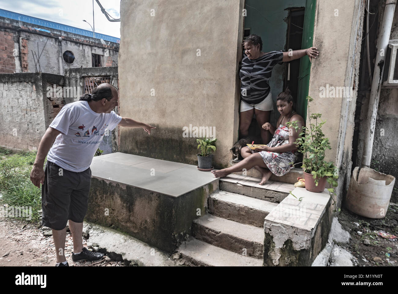 Favela women hi-res stock photography and images - Alamy
