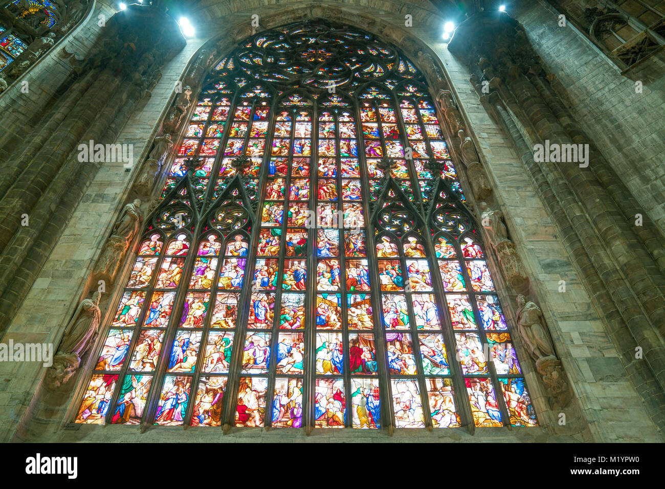 Milan duomo apse hi-res stock photography and images - Alamy