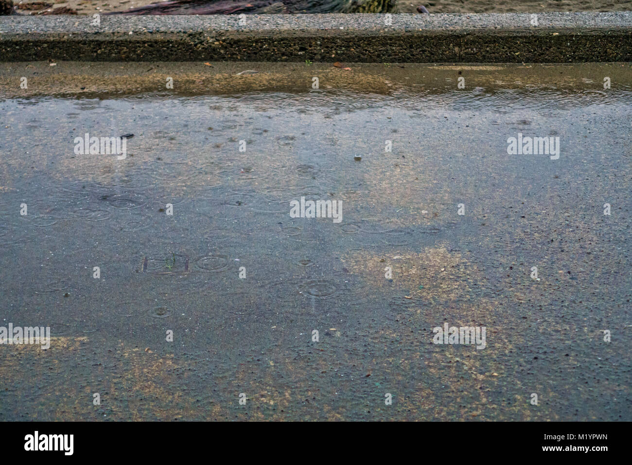 Rain hitting the water hi-res stock photography and images - Alamy