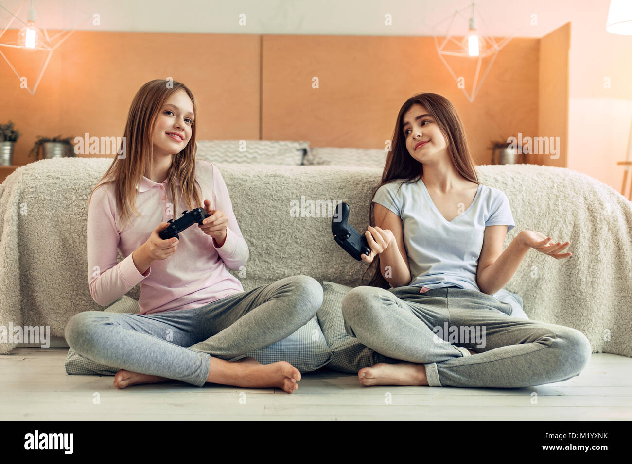 Girl gamers hi-res stock photography and images - Alamy