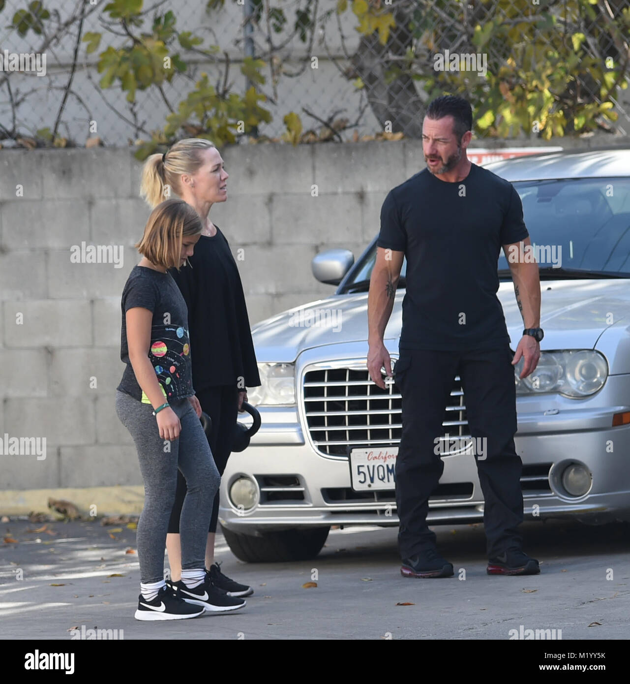 Jennie Garth does lunges with kettle bells with encouragement from her ...