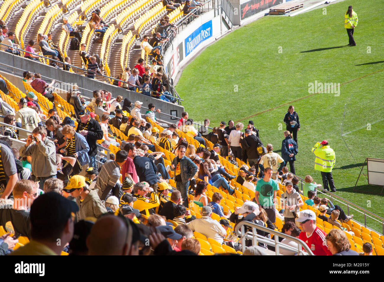 Crowd of people watching game hi-res stock photography and images - Alamy