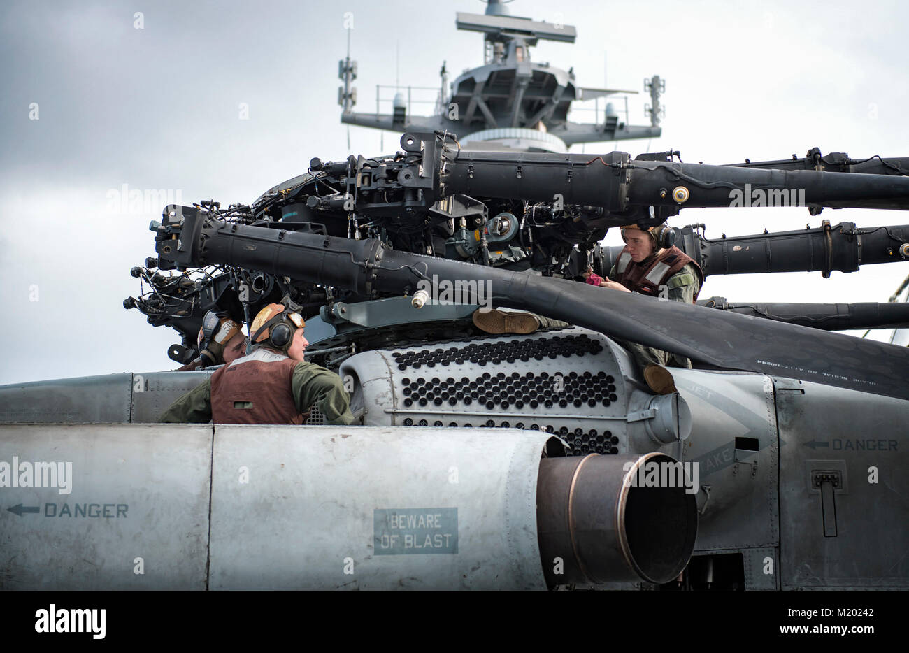 U.S. Marines assigned to the ‘Wolfpack’ of Heavy Marine Helicopter ...
