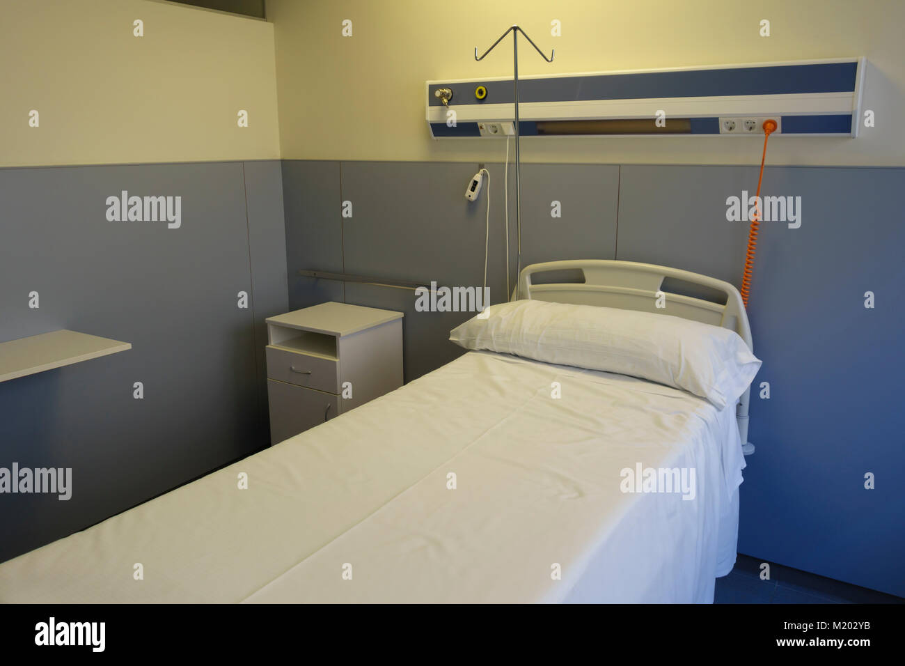 Empty bed in an hospital room Stock Photo - Alamy