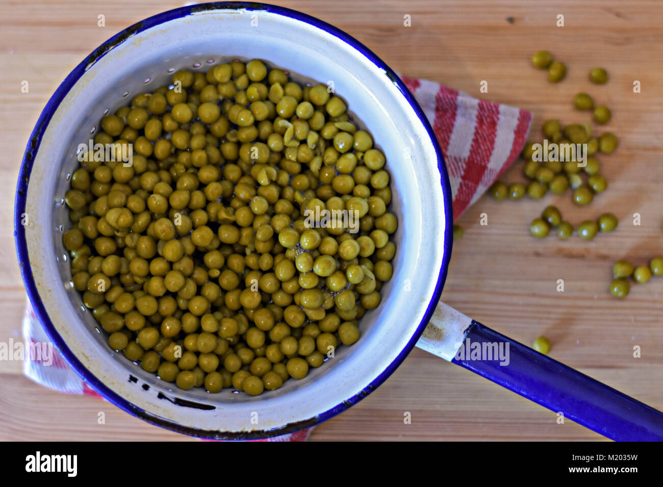 Boiled peas in white pot at wooden background/ closeup still life food ...