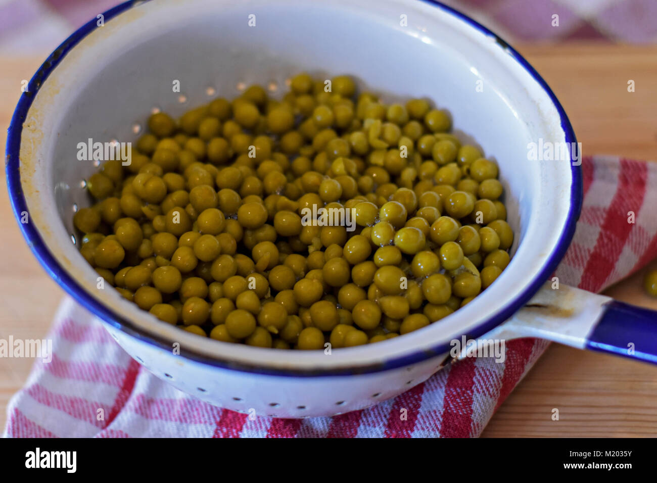 Boiled peas in white pot at wooden background/ closeup still life food ...