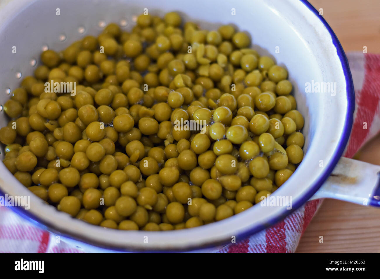 Boiled peas in white pot at wooden background/ closeup still life food ...