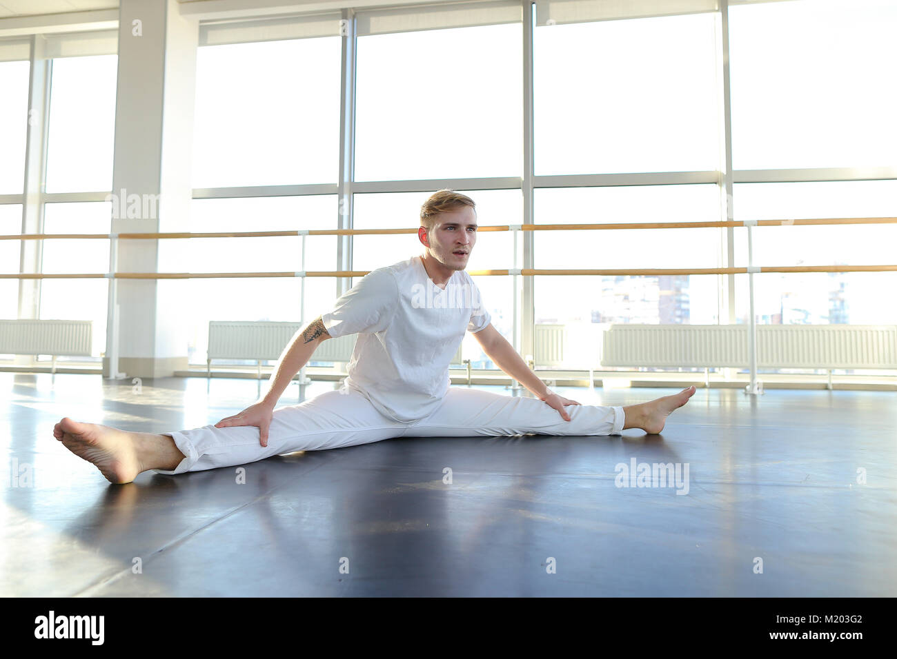 Dancer improving handstand with legs spread out Stock Photo - Alamy