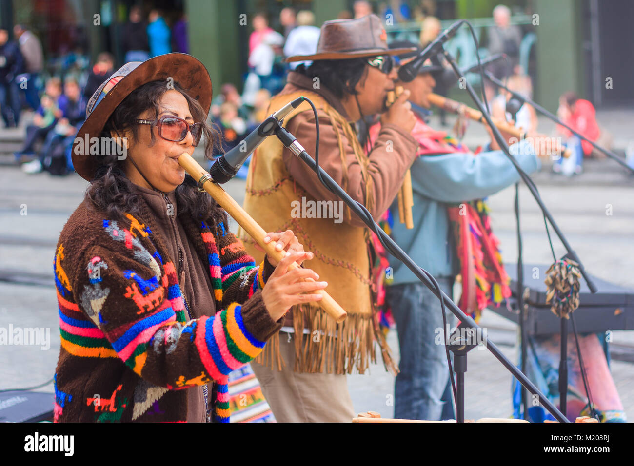 Native American street performers in Edinburgh Stock Photo - Alamy
