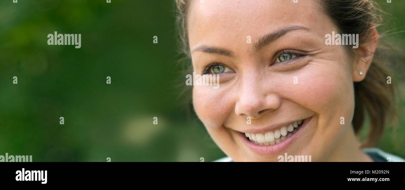 Woman young looking up smiling hi-res stock photography and images - Alamy