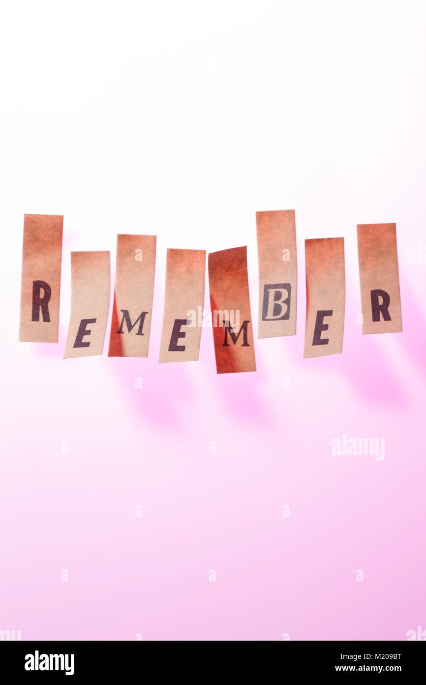 Pieces of paper with the word remember, studio shot Stock Photo - Alamy