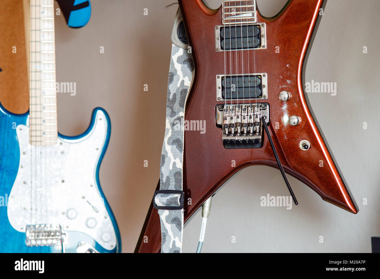 Guitars in a line hi-res stock photography and images - Alamy