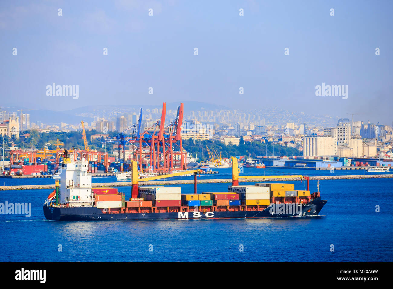 Container ship passing pier hi-res stock photography and images - Alamy