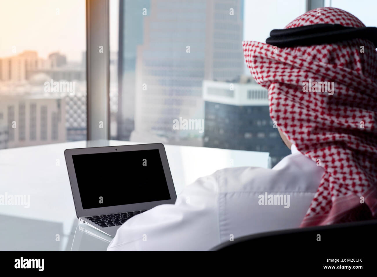Saudi arab man computer office hi-res stock photography and images - Alamy